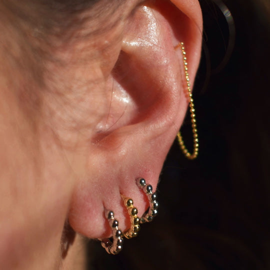 Perla medium white gold plated beaded huggie hoop earring – Helix & Conch